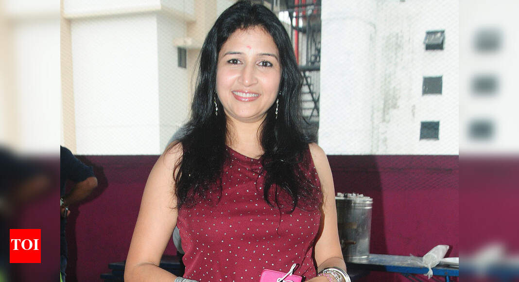 Neena Kurupu sizzles in a traditional attire at the pooja function of ...