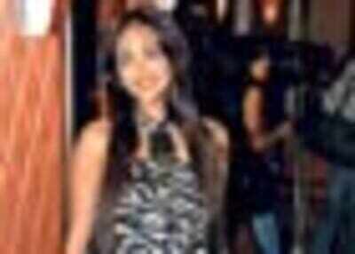 Jiah's hooked on her cell! | Hindi Movie News - Times of India