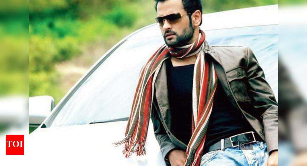 Rohit Roy turns station master - Times of India