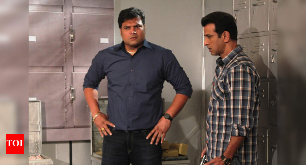 CID and KD Pathak come together to solve a murder mystery! - Times of India