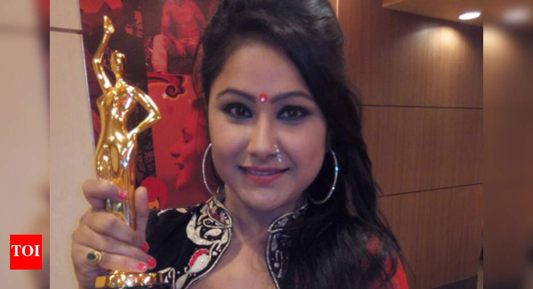 Priyanka Pandit gets Best Actress Award | Bhojpuri Movie News - Times ...