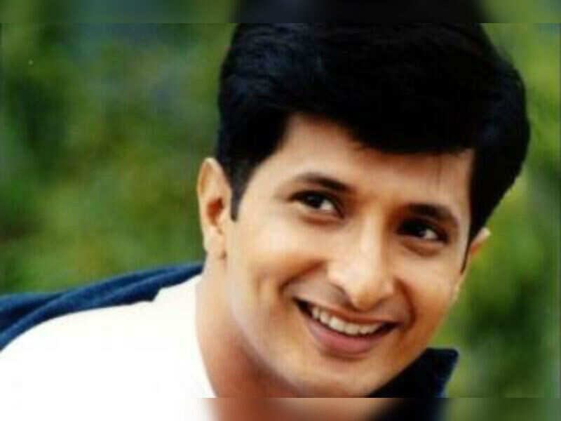 Sachit directed Saade Maade Tin with Ankush | Marathi Movie News ...