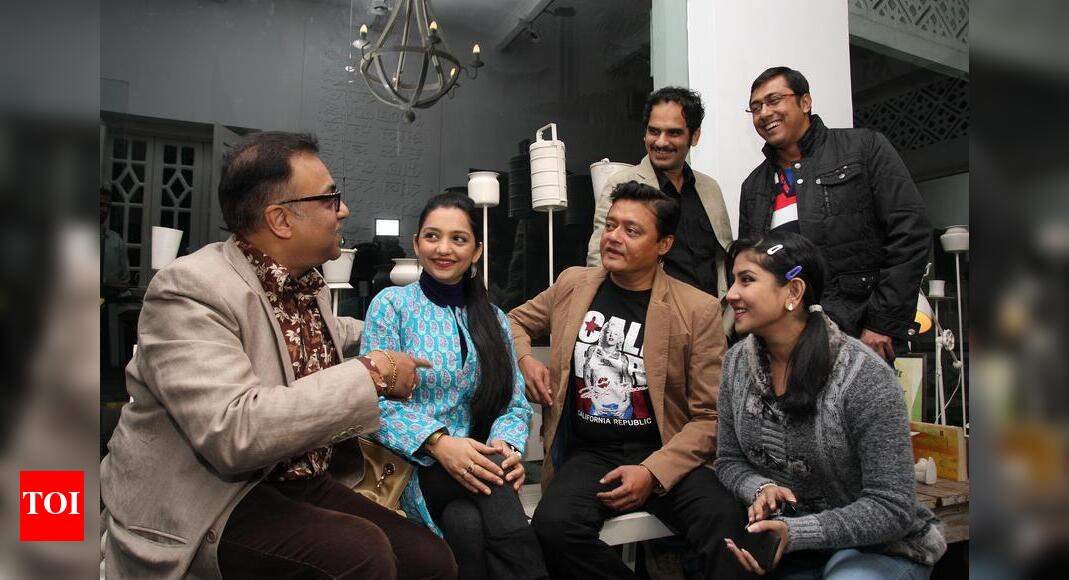 Team Ebar Shabor enjoy painting exhibition | Bengali Movie News - Times ...