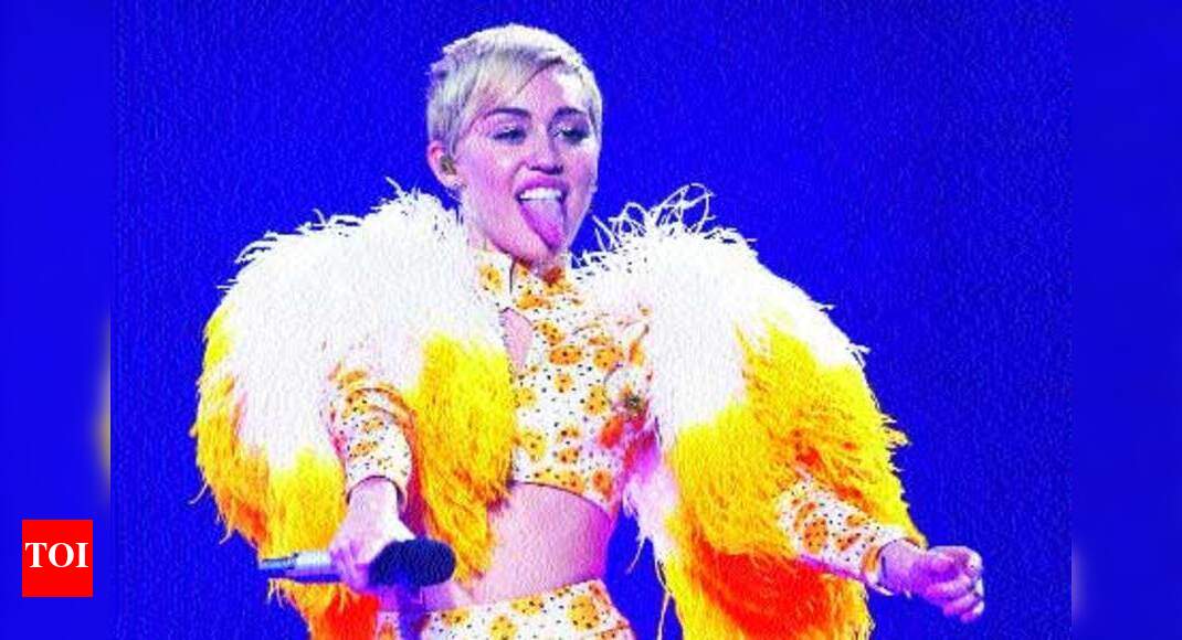 Outrageous costumes ruled the music stage - Times of India