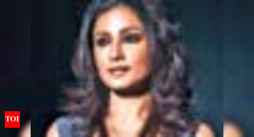 Hissss.. Divya goes global! | Hindi Movie News - Times of India