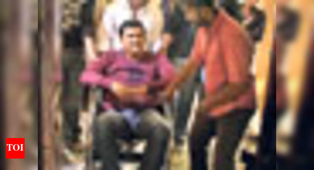 Nasser shoots despite injury | Hindi Movie News - Times of India