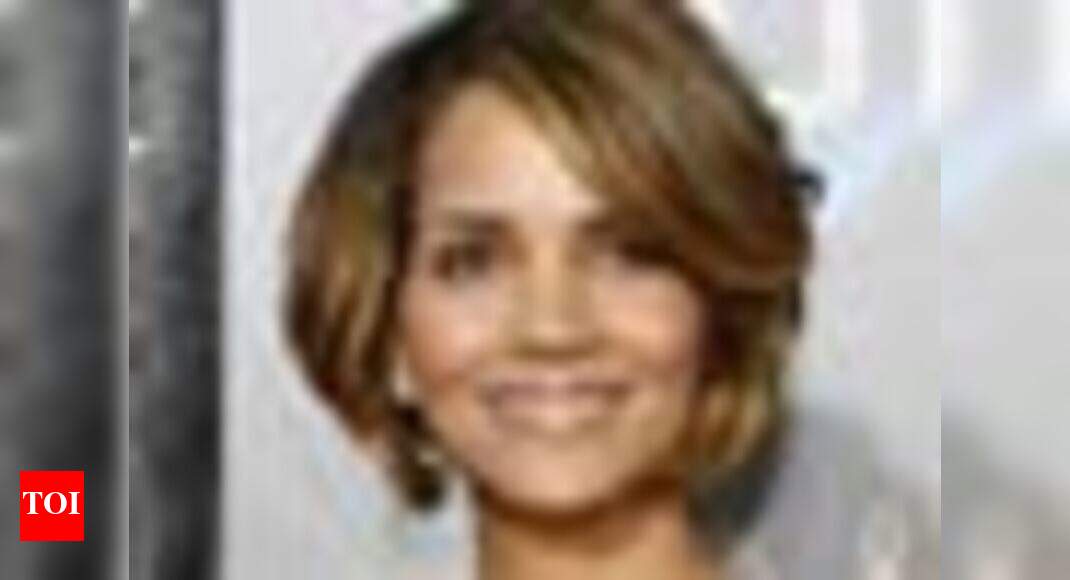 Halle gets steamy with Foxx | English Movie News - Times of India