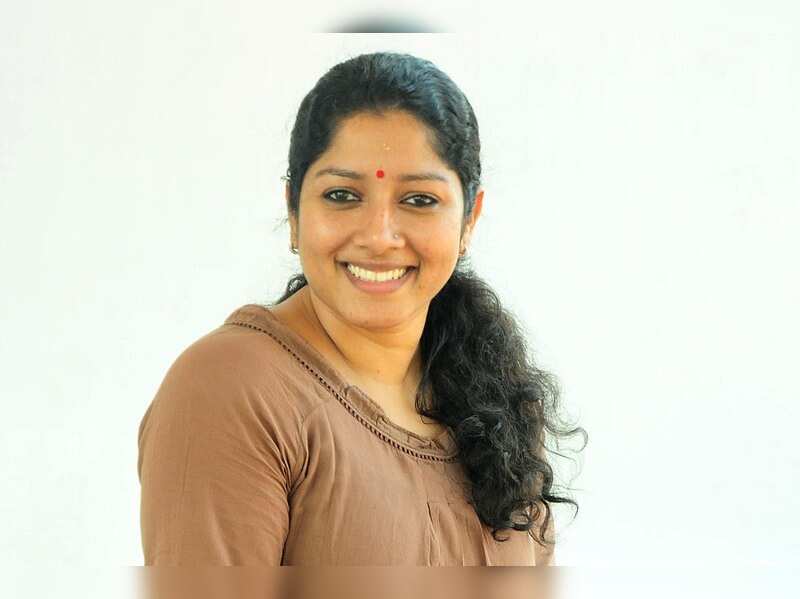 Valiya Chirakulla Pakshikal: Anumol spotted at the location of Valiya ...