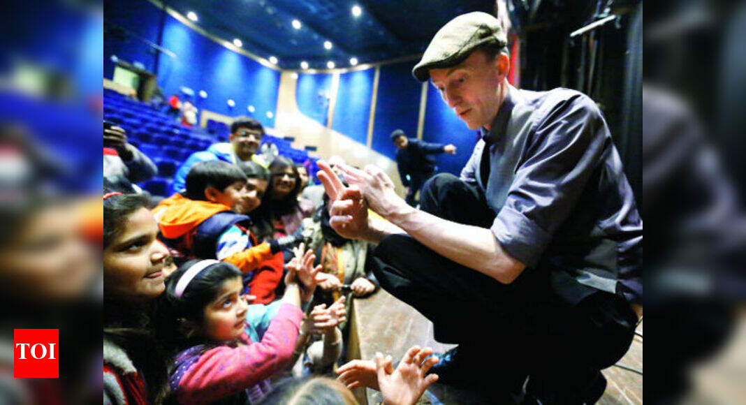 Drew Colby enchants kids with a play of shadows at Ishara International ...
