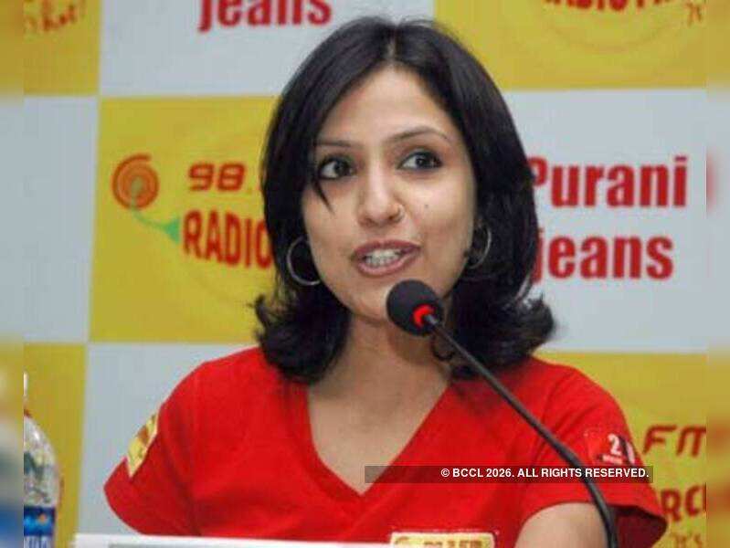 RJ Sayema at Radio Mirchi's 'Purani Jeans' contribution campaign ...