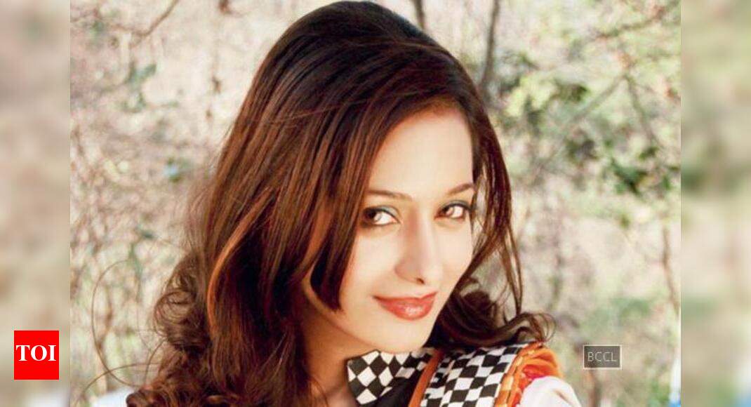 Preetika Rao and Disha Vakani discuss length of TV shows on flight ...