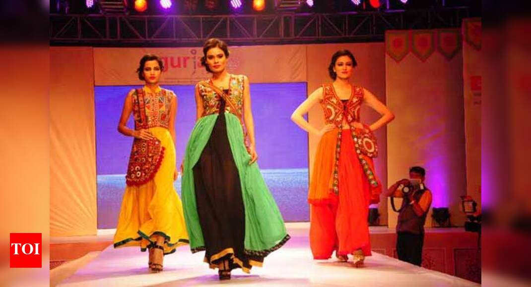 Handloom textiles of Gujarat showcased in a fashion show | Events Movie ...