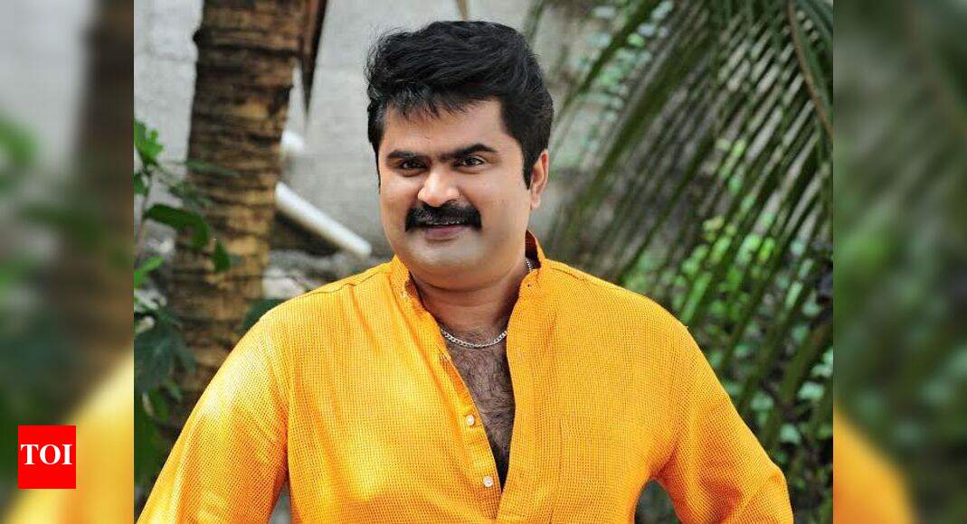 Anoop menon spotted at the location of Thinkal Muthal Velli Vare in ...