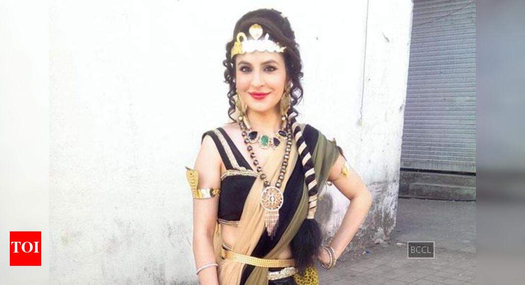 Roop Durgapal turns into a snake-woman - Times of India