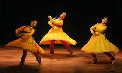 Kathak dancers pay tribute to Pandit Chitresh Das | Bengali Movie News ...
