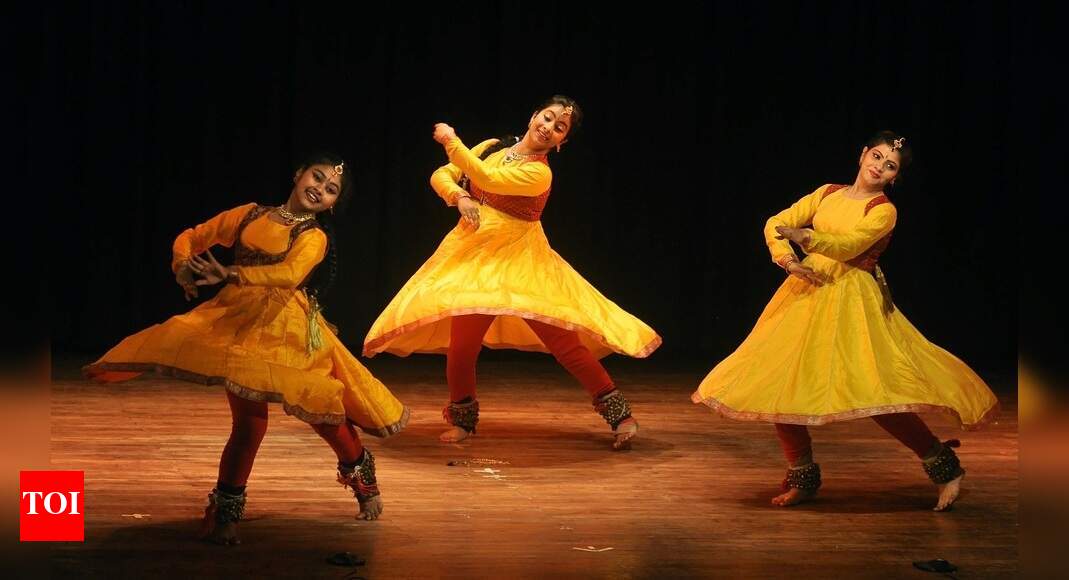 Kathak dancers pay tribute to Pandit Chitresh Das | Bengali Movie News - Times of India