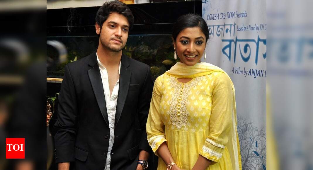 In Pics: The premiere of Paoli, Vikram's Ajana Batas | Bengali Movie ...