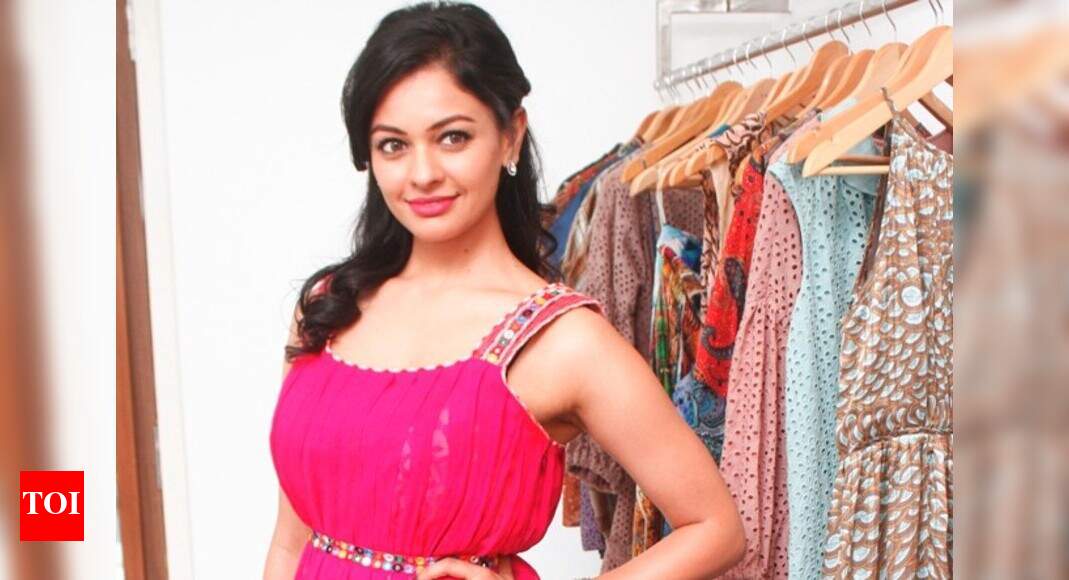 Pooja was the cynosure of all eyes at Rehane's store launch in Chennai ...