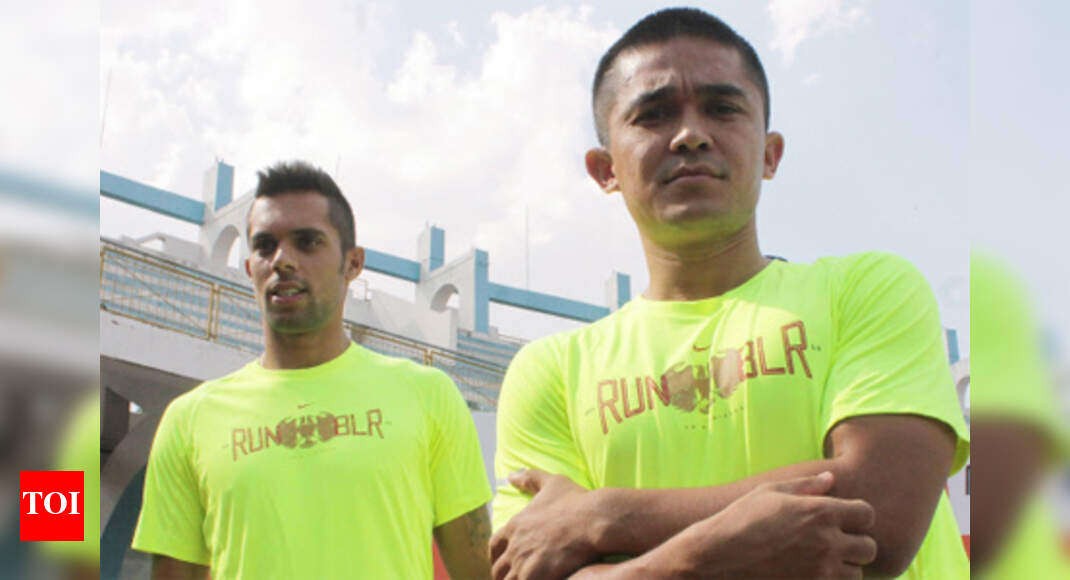 Sunil Chhetri, Robin sign up for ISL | Football News - Times of India