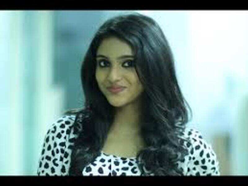 Sana Altaf movies: Sana Altaf turns paraglider for Rani Padmini ...