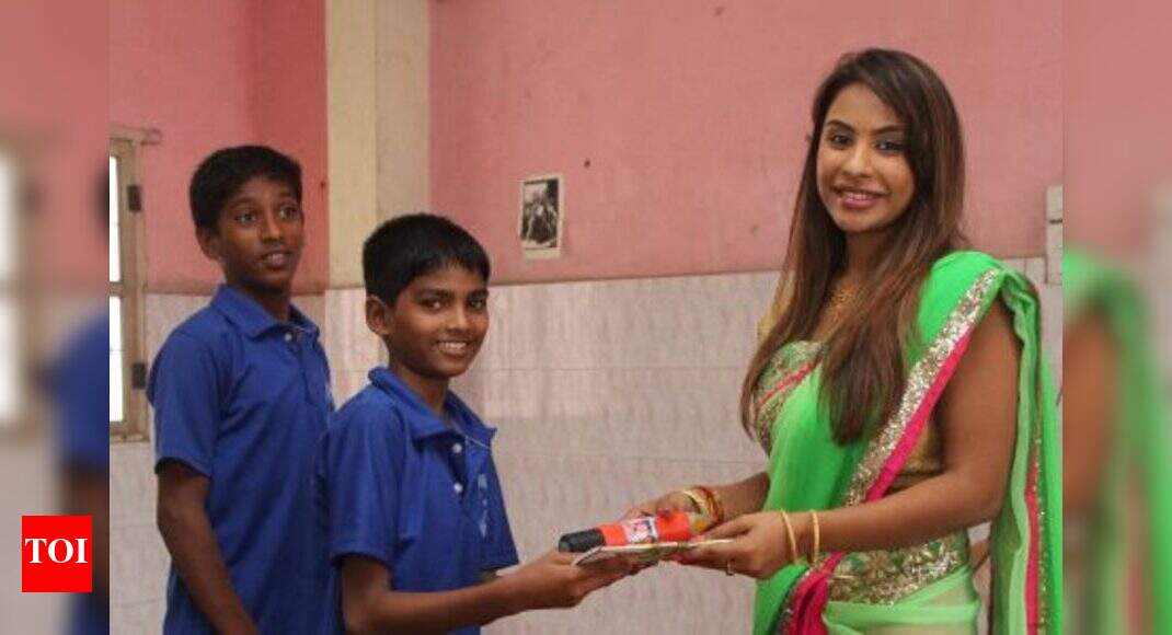 TV Anchor Shree Reddy celebrated her birthday at home for street ...