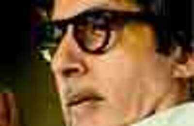 Bald 'pa' Amitabh give fans the miss! | Hindi Movie News - Times of India