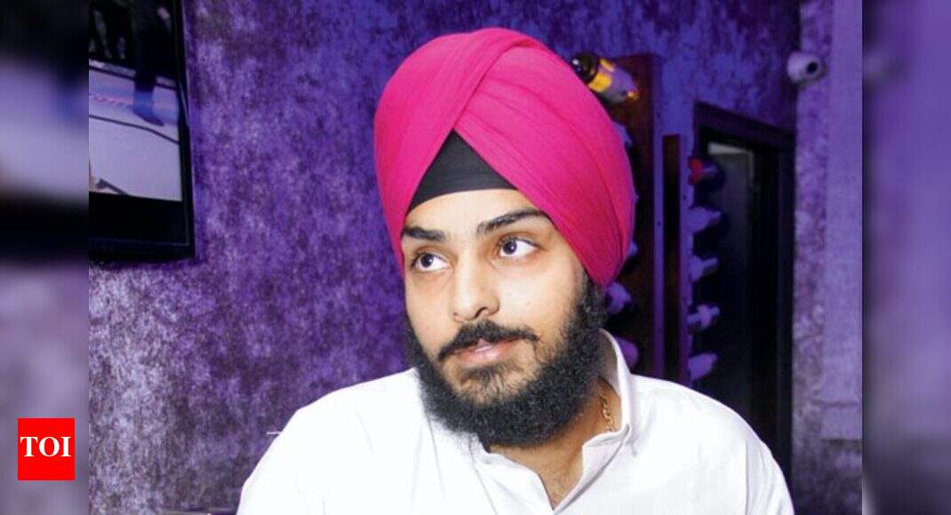 Comedian Avinash Pandey entertains all at the Platinum Lounge in Mayur ...