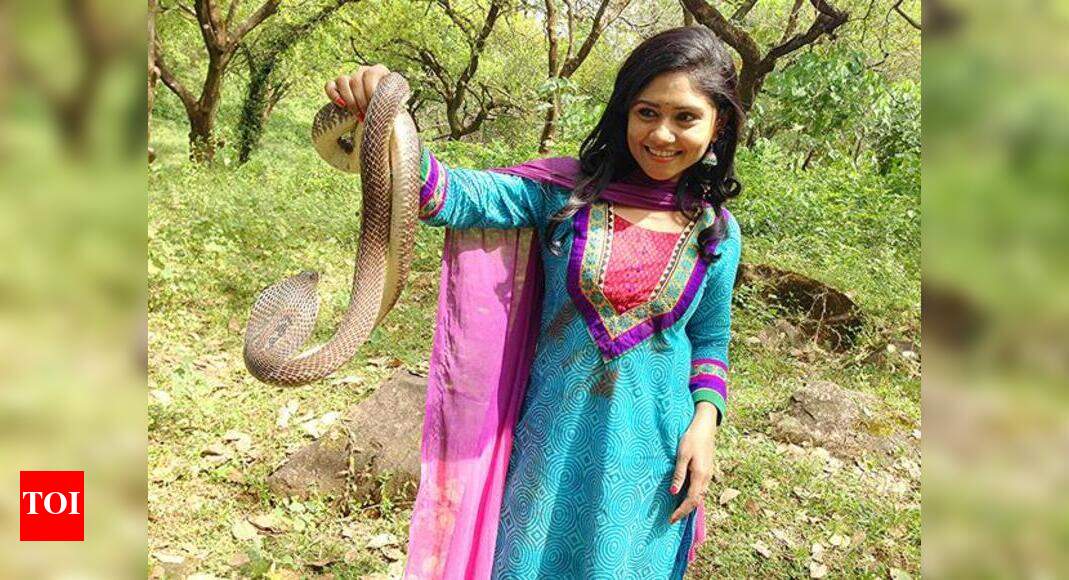 Actress catches snake with bare hands! | Tamil Movie News - Times of India