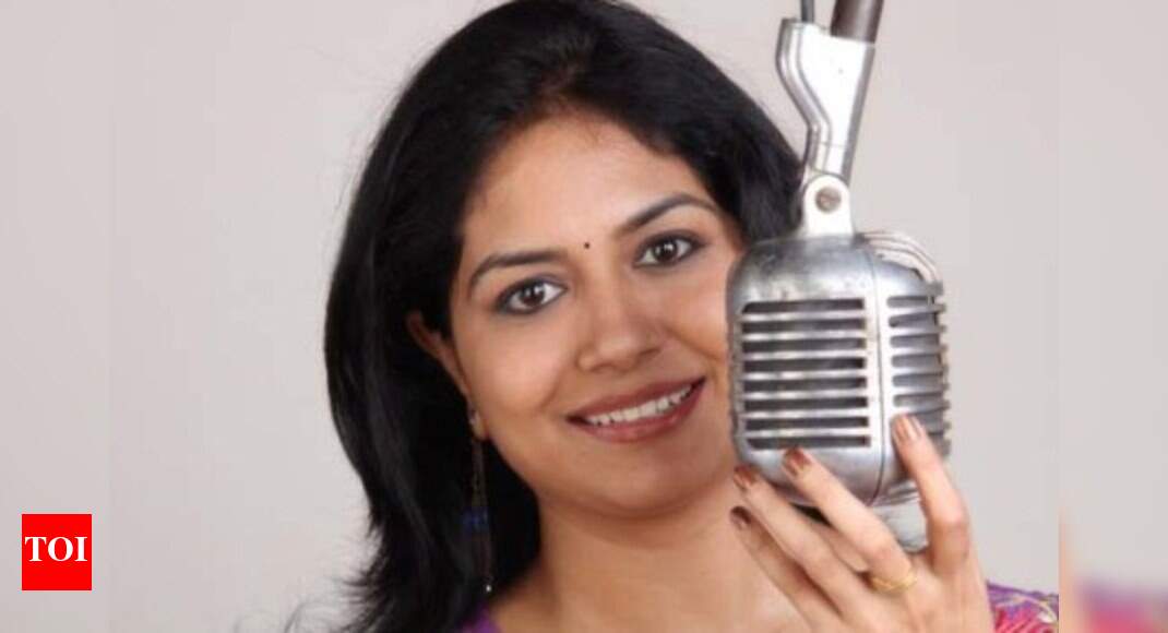 Sunita gets award for best female playback singer at Filmfare awards ...