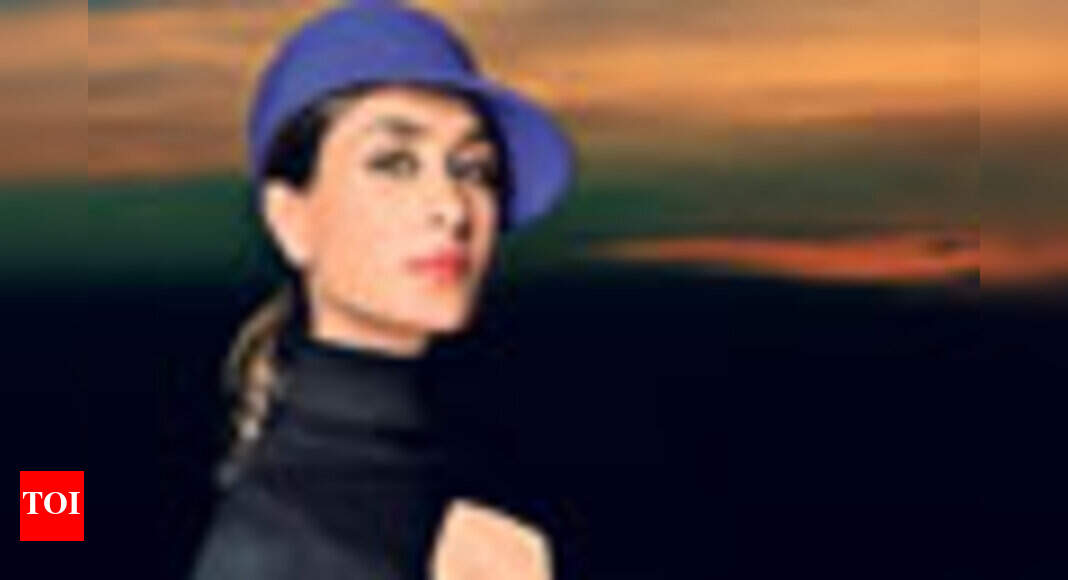 Bebo fan says it in blood! | Hindi Movie News - Times of India