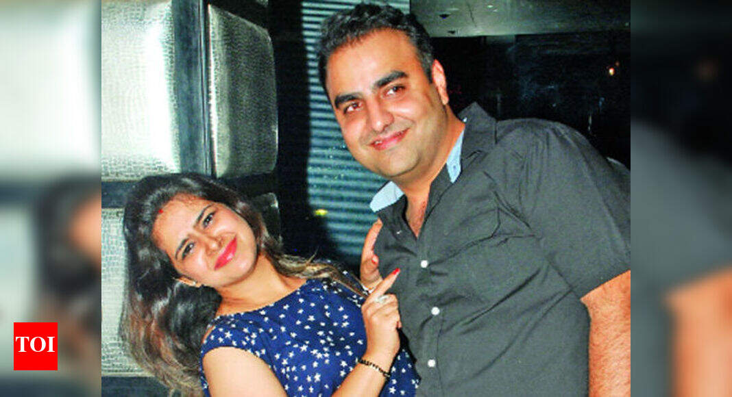 DJ Preet belts out remixes at a social club in Lucknow | Events Movie ...