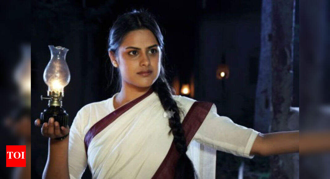 Neha Mahajan's romance with retro | Marathi Movie News - Times of India