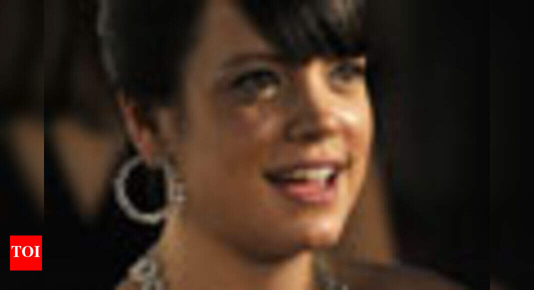 Lily keeps smiling despite wardrobe malfunction | English Movie News ...