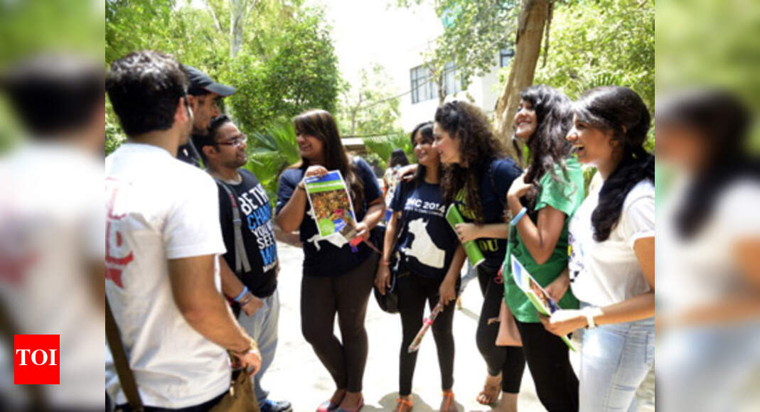 College seniors find novel ways to welcome freshers - Times of India