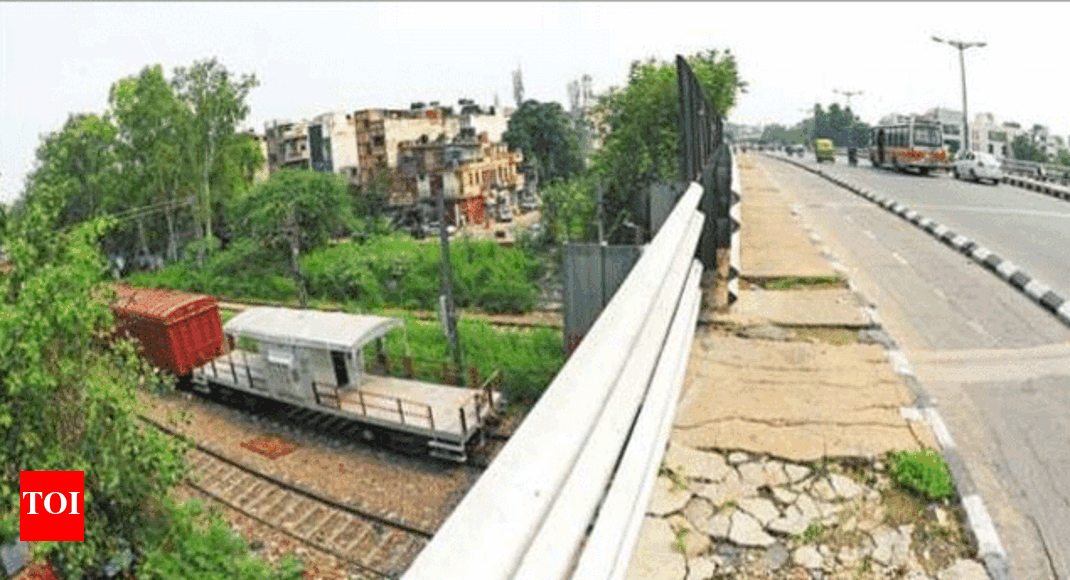 Delhi: Defence Colony flyover perilously poised | Delhi News - Times of ...