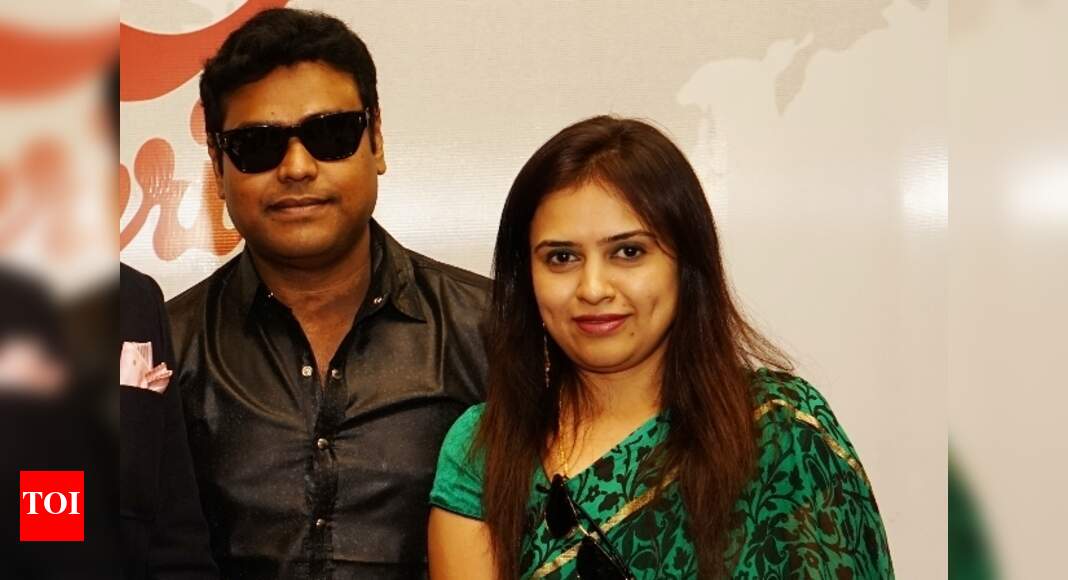 Harris Jayaraj walked in with wife Suma at the luxury expo organised at ...