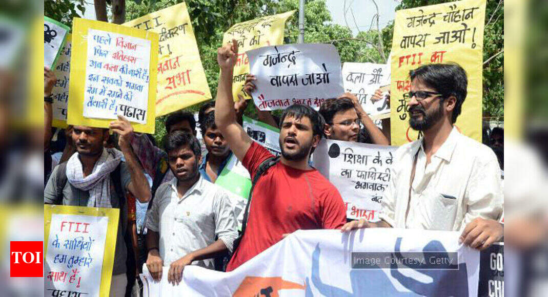 FTII impasse continues as students' strike enters 68th day | Hindi ...