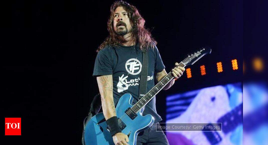 Dave Grohl invites crying fan onstage at Foo Fighters show | English ...