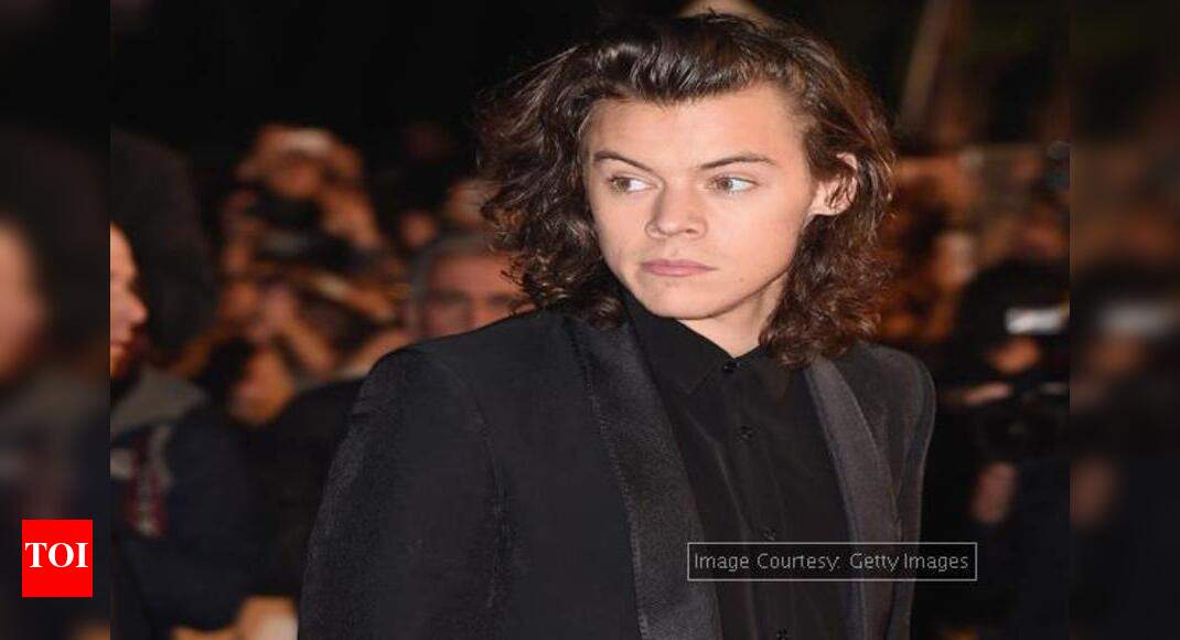 Harry Styles falls on stage again during One Direction concert ...