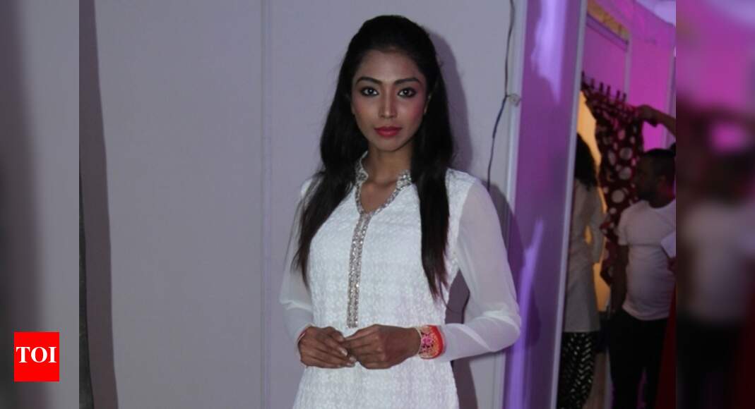 Sindhoori looked ravishing at the Express Avenue anniversary fashion ...
