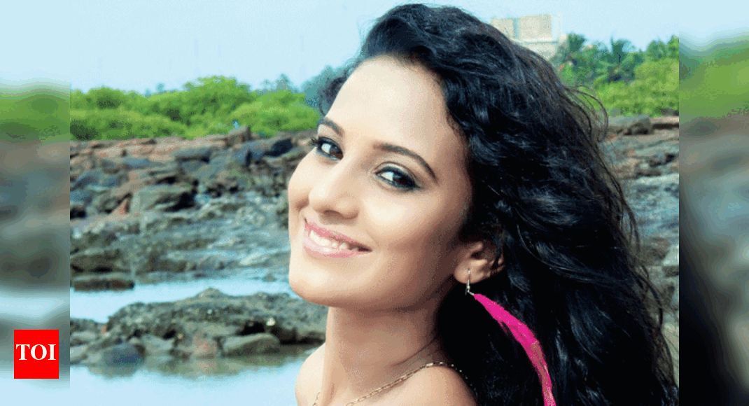Heena befriends a horse on the sets of Maharana Pratap - Times of India