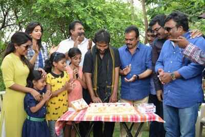 Srinu Vaitla celebrates birthday on the sets of Bruce Lee | Telugu ...