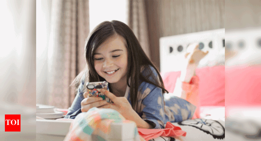 Texting behind poor academic results in girls - Times of India