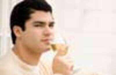 Binge drinking gives men a bigger beer belly! - Times of India