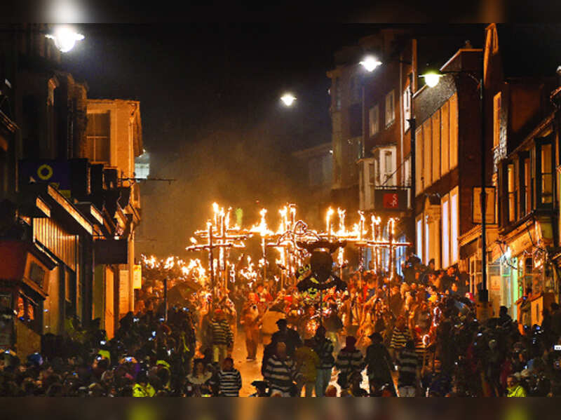 Bonfire Night celebrations on the streets of England | Events Movie ...