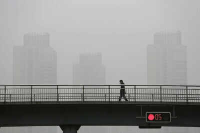 50 Chinese cities issue heavy smog alert - Times of India