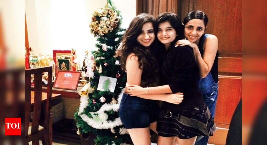 Gautami’s reel and real kids decorate their Christmas tree together ...