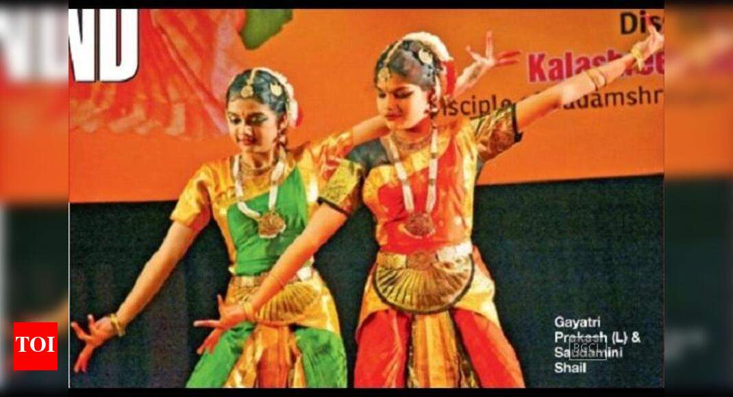 Gayatri Prakash and Saudamini Shail performed at Ganna Sansthan ...