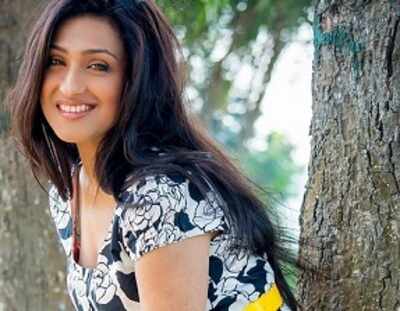 Arup Kumar Dey's Aguner Pakhi stars Rituparna Sengupta | Bengali Movie ...