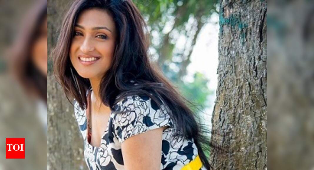 Arup Kumar Dey's Aguner Pakhi stars Rituparna Sengupta | Bengali Movie ...